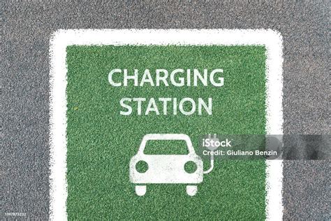 기호가있는 전기 자동차 만 주차하십시오 전기 플러그 아이콘이있는 전기 자동차 충전소 0명에 대한 스톡 사진 및 기타 이미지