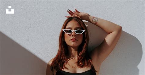 검은색 보디수트와 선글라스를 착용한 여성 사진 Unsplash의 무료 코스타리카 이미지