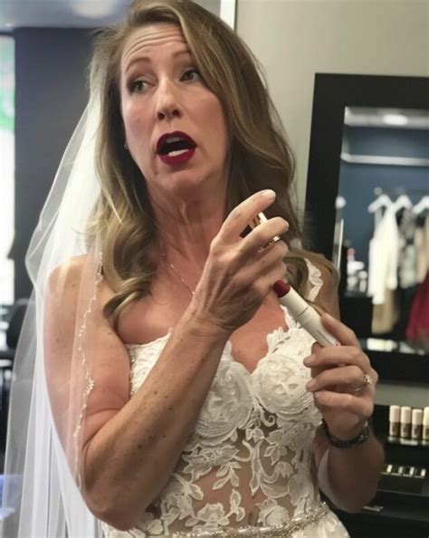 Mi madrastra me pidió que pagara por mi vestido y peinado para la boda pero mi papá escuchó