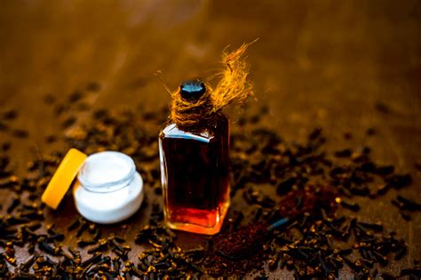 가까이 여드름을 위한 가정 치료의 정 향 오일 추가 어떤 얼굴 크림 하루에 두 번 그것을 사용 나무 표면에 효과적인 아유르베다 홈 구제의 성분 건강관리와 의술에 대한 스톡