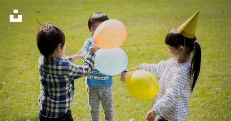 파란색과 흰색 격자 무늬 드레스 셔츠를 입은 소년이 노란색 풍선을 들고 있다 사진 Unsplash의 무료 노는 아이들 이미지