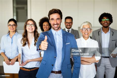 다민족 기업가와 기업 사무실에서 목표를 달성하는 비즈니스 사람들의 성공 그룹 단체에 대한 스톡 사진 및 기타 이미지 단체 사업가 20 24세 Istock