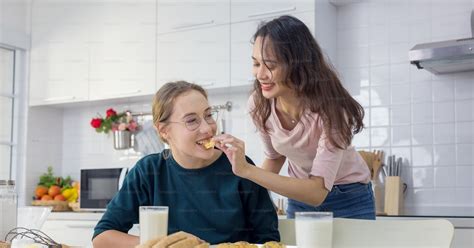 귀여운 행복한 두 사람 아름다운 제빵사 베이킹 과자 여성들은 빵 만들기 수업에서 즐거운 시간을 보냈고 부엌에서 손으로 반죽을 함께 때려 케이크를 함께 만들었습니다 사진