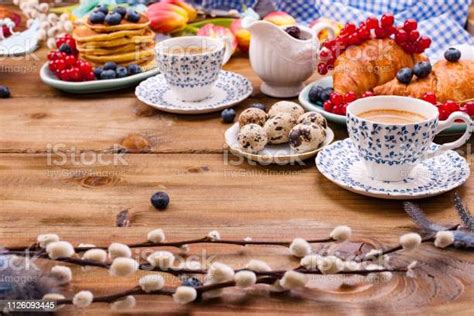 신선한 아침 커피와 아침 식사에 대 한 수 제 파이입니다 낭만적인 아침과 봄 꽃에 대 한 맛 있는 음식 부활절과 집 편안 함에 대 한 개념입니다 0명에 대한 스톡 사진 및