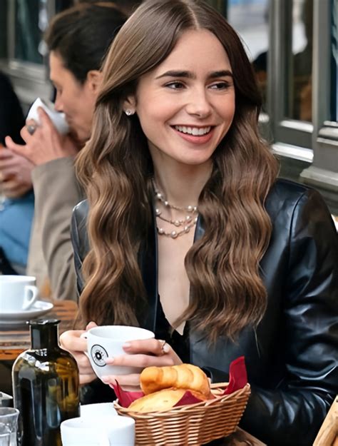 부드러운 아침 햇살에 블링함이 자연스레 돋보이는진주 귀걸이 추천 Fashionnavi