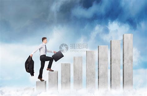 爬梯子图片素材 正版创意图片500579082 摄图网