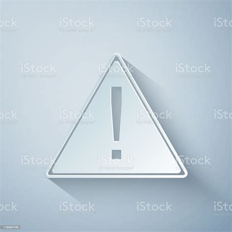 회색 배경에 격리된 삼각형 아이콘의 용지 잘라내기 느낌표입니다 위험 경고 표지판 주의 주의 위험 경고 중요한 정보 기호 종이 아트 스타일입니다 벡터 일러스트레이션 3차원