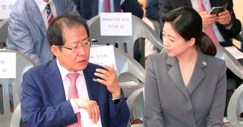 대화하는 홍준표 배현진