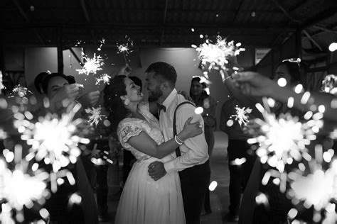 결혼 결혼 사진 결혼 축하 결혼식 결혼식 피로연 기쁨 껴안다 남자 낭만적 인 순간 낭만적인 로맨스 밤 축하 북미 블랙 앤 화이트 사람 사랑 산