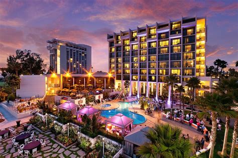 Newport Beach Marriott Hotel And Spa Wedding Ceremony And Reception Venue California Orange