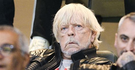 Renaud et sa jeune compagne Cerise, veste de motard et cheveux ébène ...