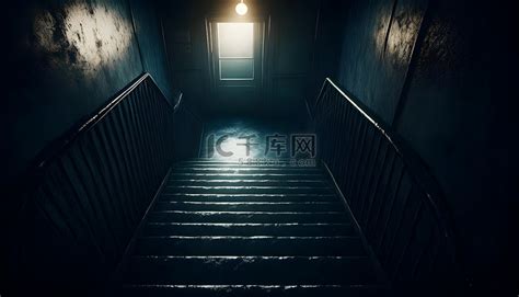 沿着灯光昏暗的楼梯跌跌撞撞地走到黑暗中唤起一1高清摄影大图 千库网