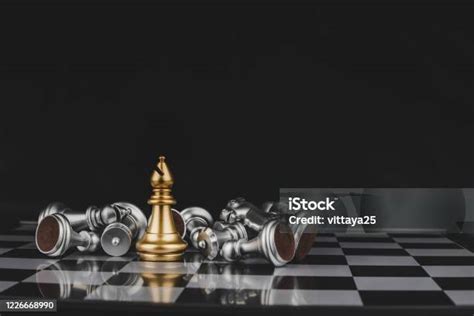 승리 어두운 배경 체스 전투 성공 팀 리더 팀워크 및 비즈니스 전략 개념에 복사 공간 체스 보드 게임 대회에 실버 체스 폰 조각 금 주교 체스 결정에 대한 스톡 사진 및