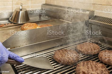 바비큐에서 조리 한 햄버거 용 쇠고기 스테이크와 구운 빵 접시 건강하지 못한 생활방식에 대한 스톡 사진 및 기타 이미지 건강하지 못한 생활방식 고기 굽기 Istock