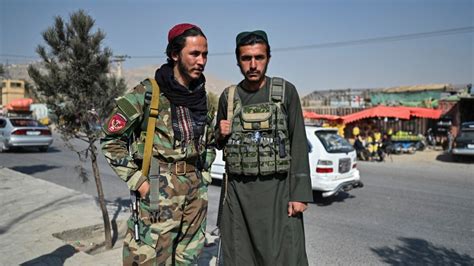 Десетки са убити и ранени при поне две експлозии и стрелба в Кабул