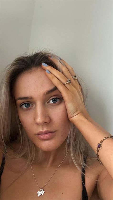 Selfie Ideas Photography Poses Crown Jewelry Gold Bracelet