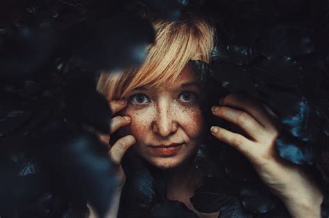 배경 화면 이파리 검은 여자들 모델 초상화 금발의 갈색 머리의 뷰어를보고 푸른 감정 신화학 어둠 특수