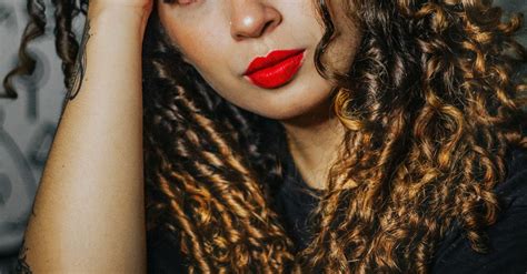 곱슬머리 메이크업 모델 밝은 빨간색 립스틱 수직 쐈어 아름다운 여성 초상화에 관한 무료 스톡 사진