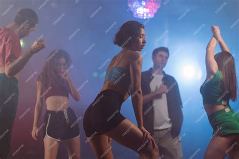 Premium Photo People Dancing And Twerking At An Indoor Party