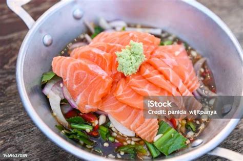 매운 소스에 와사비를 곁들인 연어 필레 나무 테이블에 신선한 생 연어 샐러드 태국 음식 건강한 식생활에 대한 스톡 사진 및 기타 이미지 Istock