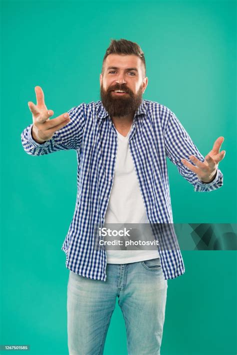 나는 이발사가 필요합니다 수염이 있는 남자는 이발사 블루 배경을 묻습니다 수염 이발사 잔인한 힙스터와 면도하지 않은 얼굴 남성 그루밍 스킨케어와 헤어케어 이발소 면도 서비스