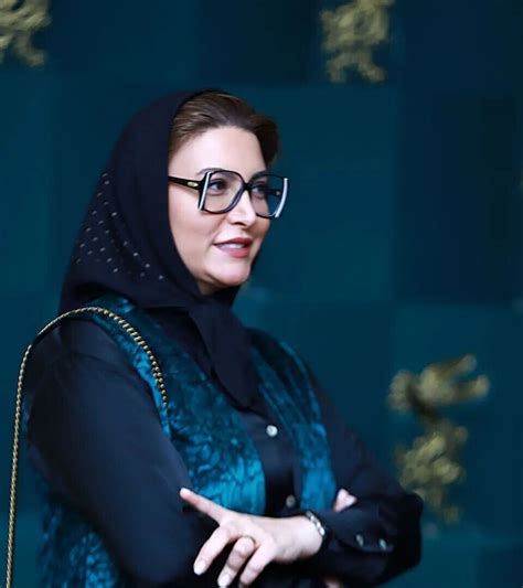 نگاهی به تابلوی دیواری امروزی و لوکس فریبا نادری با طرح طلایی و مدرن