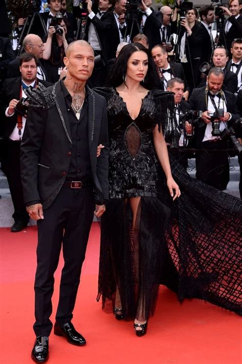 Românca Andreea Sasu S A Cuplat Cu ”puşcăriaşul Sexy” Au Defilat împreună Pe Covorul Roşu La