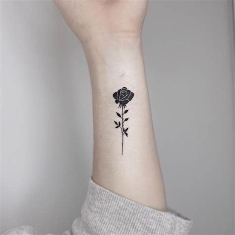 22 Tatuajes De Rosas Que Son Tendencia Minimalistas Pequeños Negros