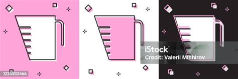 분홍색과 흰색 검은 색 배경에 격리 된 건조 하고 액체 음식 아이콘을 측정하기 위해 측정 컵을 설정합니다 손잡이가 달린 플라스틱 그라디드 비커 벡터 일러스트레이션 가정