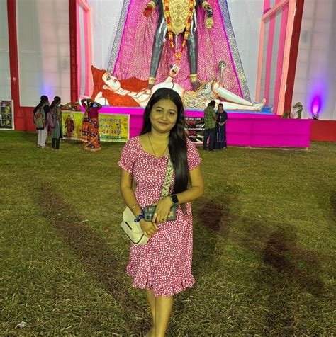 তোমার আমার মাঝে এখন এক আকাশ দূরত্ব তুমি আছো এক প্রান্তে আমি অন্য প্রান্তে থমকে। একই আকাশের