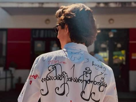 დღეს ყველა სკოლაში მე 12 კლასელებისთვის ბოლო ზარი დაირეკა ემოციური დღე რომელსაც ყველა სკოლა