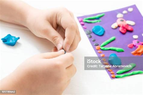 아이 플라스 티 신 반죽 하 고 물고기와 수족관을 Sculpts 아이 들과 함께 외 개발에 대한 스톡 사진 및 기타 이미지 개발 공부 공연 Istock