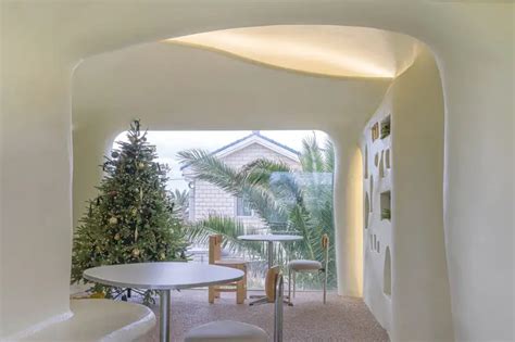 화이트톤 부드러운 곡선 포인트 모던 미니멀 컨셉 100평 제주 카페 인테리어 제주도 제주시