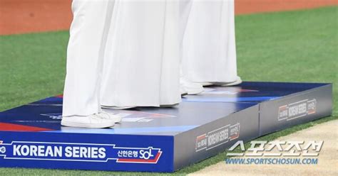 [포토] 한국시리즈 2차전 애국가 부르는 컨템포디보