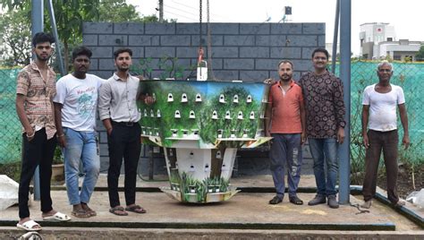 बर्ड फीडर हरेश शाह ने पक्षियों को खाना खिला बनाया वर्ल्ड रिकॉर्ड