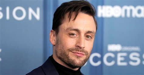 Han Spiller Roman Roy I Succession Bror Og Svigerinde Var Blandt