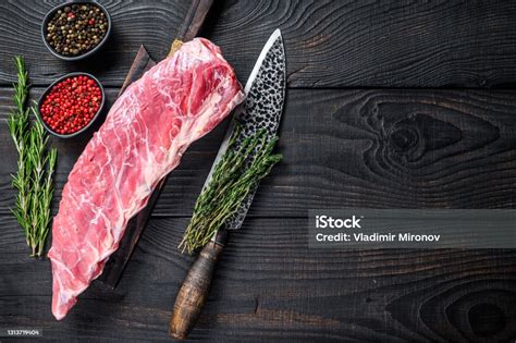 정육점 칼을 가진 원시 송아지 짧은 예비 갈비 고기 검은 색 나무 배경 맨 위 보기입니다 복사 공간 0명에 대한 스톡 사진 및 기타 이미지 Istock