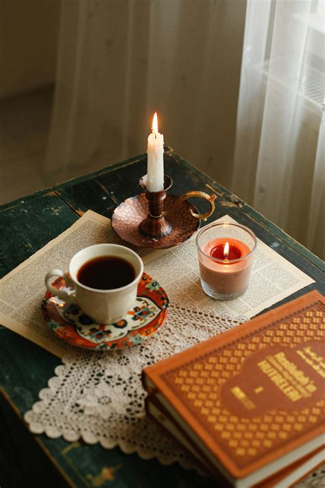 실내 고요한 골동품 끈 도자기 컵 독서하는 따뜻한 빛 따뜻한 음료 따뜻함 램프 맛 목조 테이블 문학