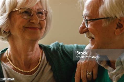 서로 미소 짓는 유대감의 순간을 가진 행복한 노인 부부의 헤드 샷 2명에 대한 스톡 사진 및 기타 이미지 2명 70 79세 가정 생활 Istock