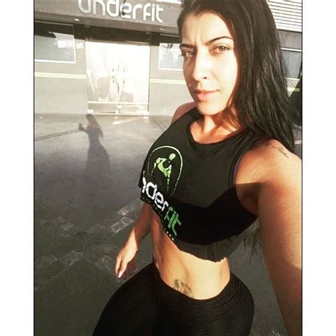 Ego Priscila Pires Posa De Barriga De Fora Esperando Academia Abrir Not Cias De Famosos