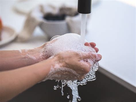 Как отмыть эпоксидную смолу с рук