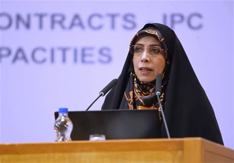 الهام امین زاده از غرفه خبرگزاری تسنیم بازدید کرد تسنیم