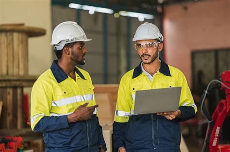 안전 헬멧을 착용하고 유지 보수 서비스를 제공하고 공장 장비를 점검하는 전문 비즈니스 산업 기술자 제조 건설 기술 분야의 엔지니어 직업 25 29세에 대한 스톡 사진 및