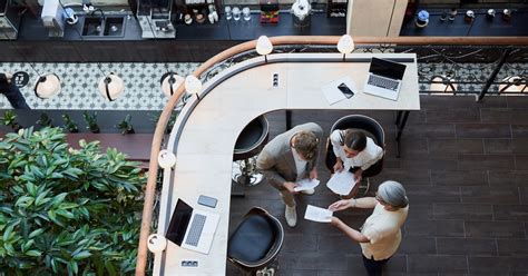 두 명의 부지런한 젊은 학생이 편안한 라운지에 앉아있는 동안 튜터의지도하에 프로젝트를 진행하고 있습니다 사진 Unsplash의 동료 이미지