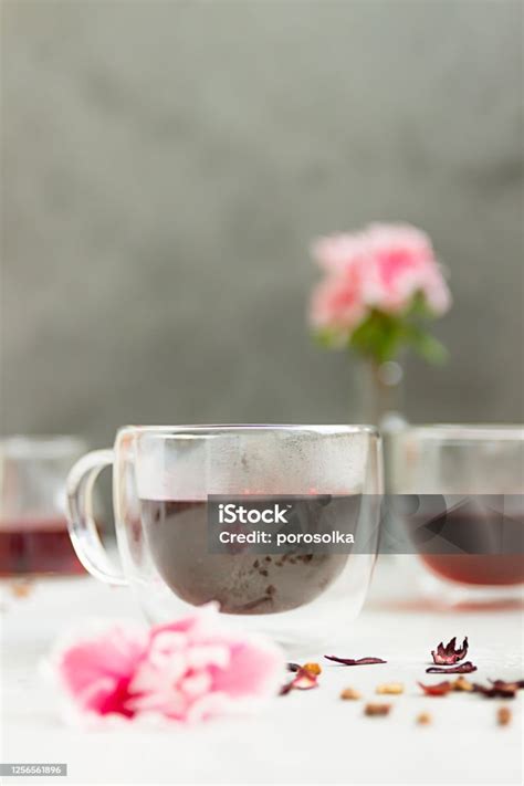 뜨거운 히비스커스 차 또는 카르카디 레드 소렐 아구아 드 플로르 드 자메이카 밝은 회색 콘크리트 배경에 분홍색 꽃 닫습니다 0명에 대한 스톡 사진 및 기타 이미지 Istock