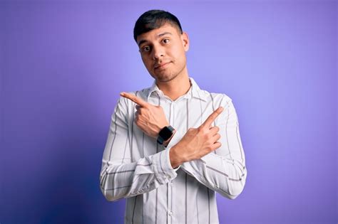 Jeune Bel Homme Faisant Un Geste Photo Gratuite