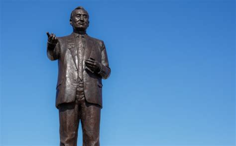 Ардын уран зохиолч Ш Сүрэнжавын хөшөөг Үндэсний цэцэрлэгт хүрээлэнд