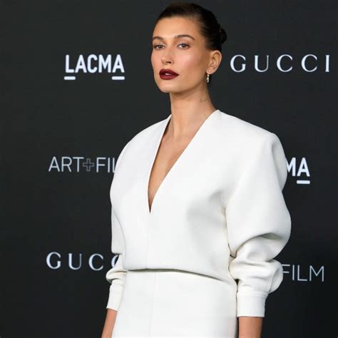 Hailey Bieber H γρήγορη ρουτίνα ομορφιάς της μέσα από ένα βίντεο στο