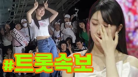 핫 전유진의 회사 모든 직원들과의 눈물겨운 작별 파티 직원들이 전유진에게 꽃과 선물을 많이 줬어요 오늘은 전유진의 마지막 근무일입니다 웬일이야 전유진 어디 가