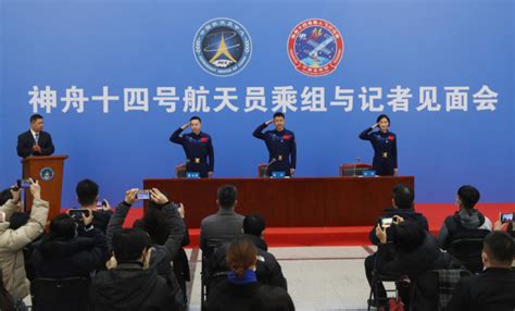 Сансрын нисгэгч нар сэтгүүлчидтэй уулзав